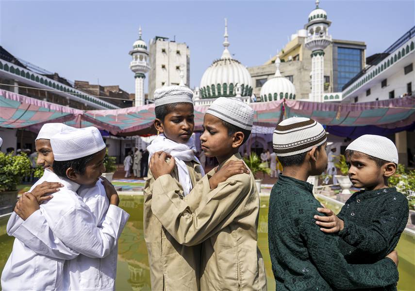 பக்ரீத் பண்டிகை: இஸ்லாமியர்கள் சிறப்பு தொழுகை போட்டோஸ்! | Bakrid ...