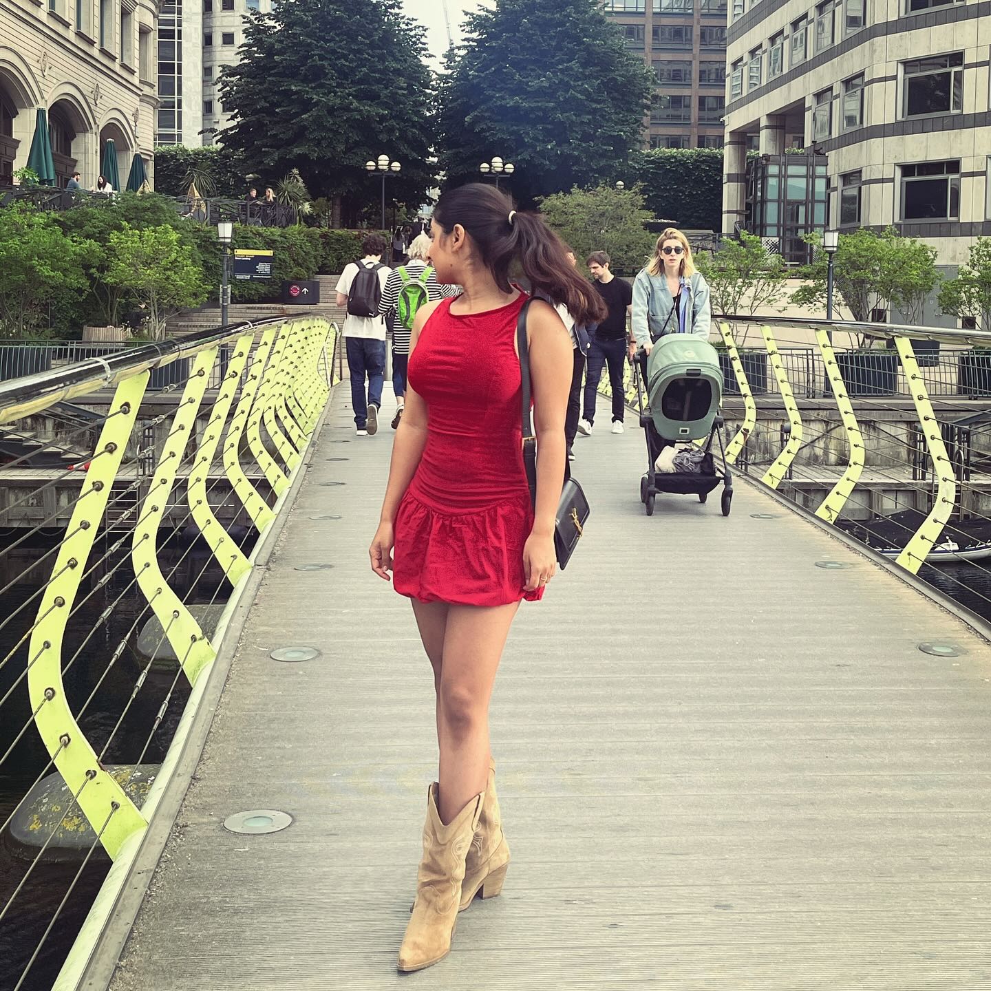 லண்டனில் பாபநாசம் பட நடிகை.. படிக்க போயிருக்காராம்? எஸ்தர் அனில் ...