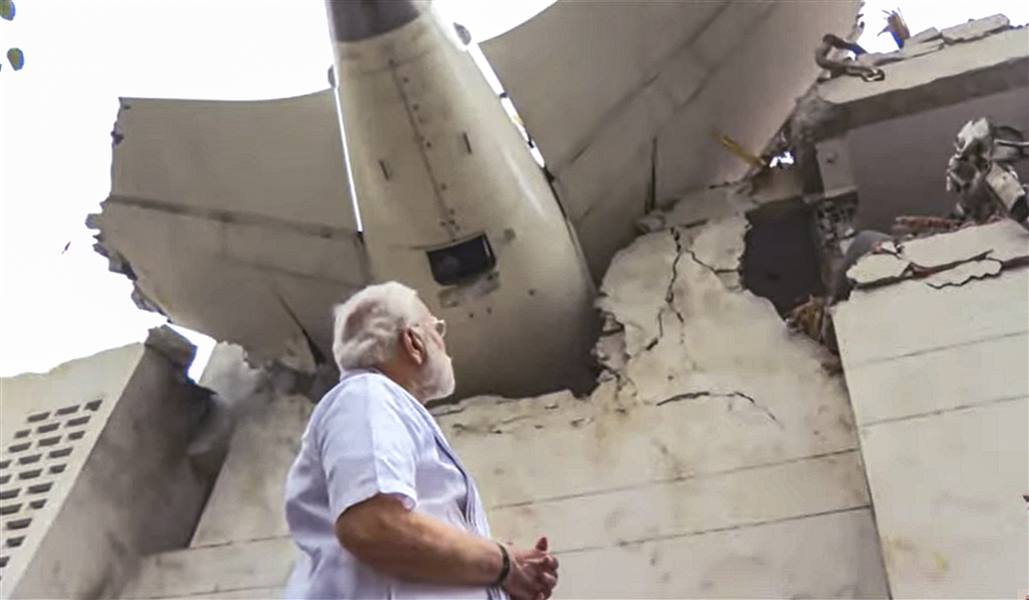 ஏர் இந்தியா விமானம்.. விபத்து நடந்த இடத்தை நேரில் பார்வையிட்ட பிரதமர் ...