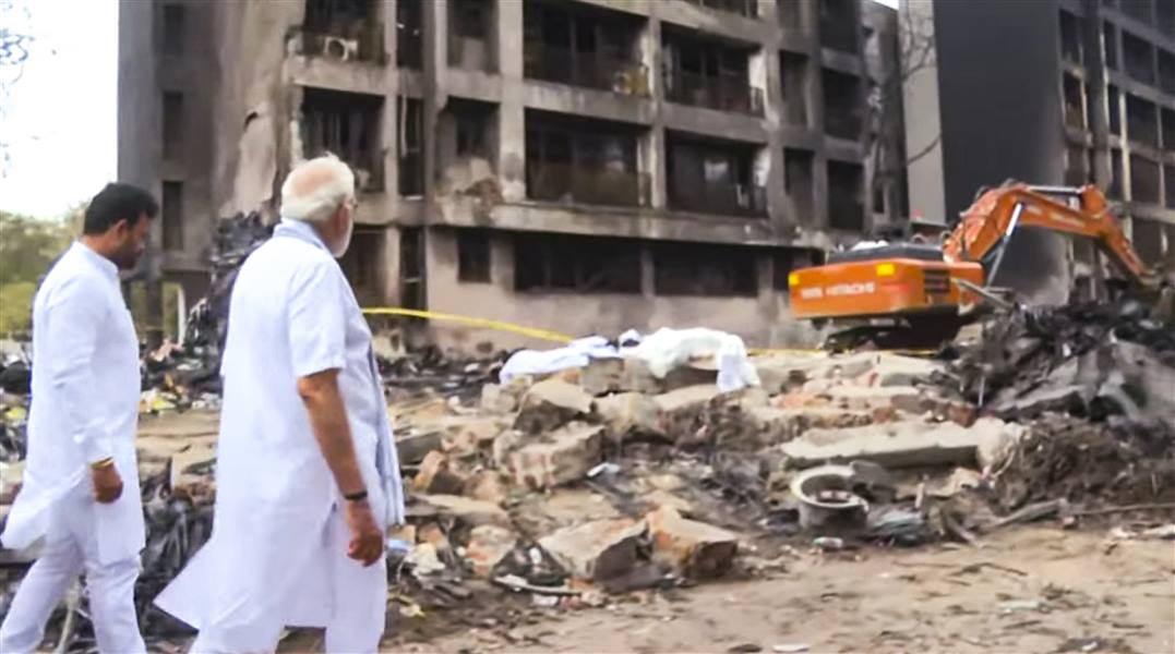 ஏர் இந்தியா விமானம்.. விபத்து நடந்த இடத்தை நேரில் பார்வையிட்ட பிரதமர் ...