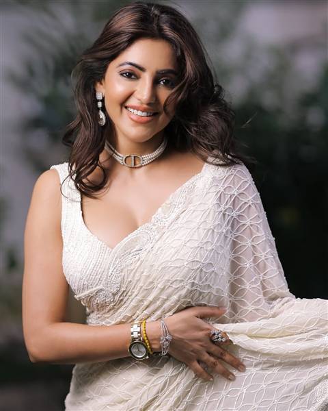 விலையை கேட்டா அசந்துருவீங்க! வெள்ளை புடவையில் வசீகரிக்கும் அதுல்யா ...