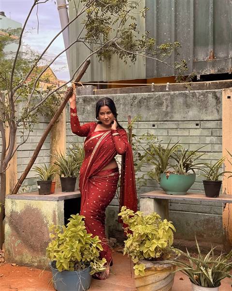 ரெட் புடவையில் சிம்பிள் லுக்.. நடிகை கேப்ரியல்லாவின் லேட்டஸ்ட் க்ளிக்ஸ் ...