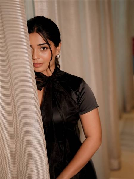 கருப்பு கவுனில் க்யூட் போட்டோஸ்.. கௌரி கிஷானின் லேட்டஸ்ட் க்ளிக்ஸ் ...