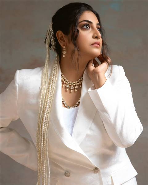 வெள்ளை பிளேசரில் எலிகன்ட் லுக்.. மஞ்சிமா மோகனின் லேட்டஸ்ட் ஸ்டில்ஸ் ...