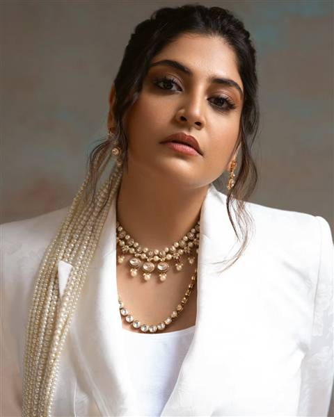 வெள்ளை பிளேசரில் எலிகன்ட் லுக்.. மஞ்சிமா மோகனின் லேட்டஸ்ட் ஸ்டில்ஸ் ...