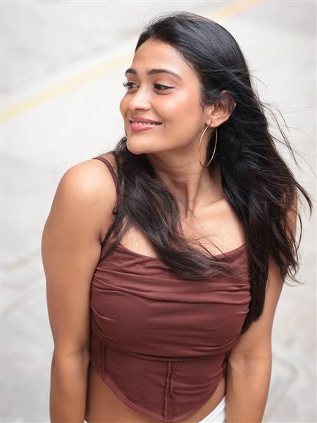 மாடர்ன் அவுட்பிட்டில்.. கலக்கல் போஸ் கொடுத்த பிக்பாஸ் பிரபலம் ...