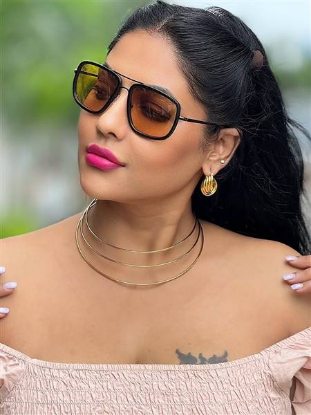 கூலிங் க்ளாஸ் போட்டு ஸ்டைலிஷ் லுக்.. ரசிகர்களை ஈர்க்கும் நடிகை ரேஷ்மா ...