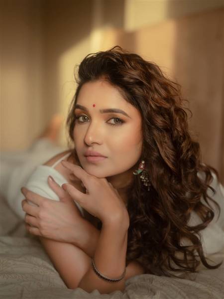 வெள்ளை புடவையில் மெழுகுவர்த்தி போல ஜொலிக்கும் வாணி போஜன்.. லேட்டஸ்ட் ...