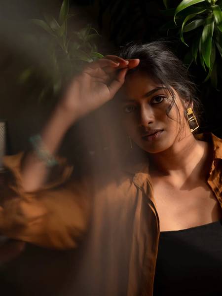 ஷர்ட் பட்டனை திறந்துவிட்டு.. புகைப்படங்களை வெளியிட்ட சீரியல் நடிகை ...