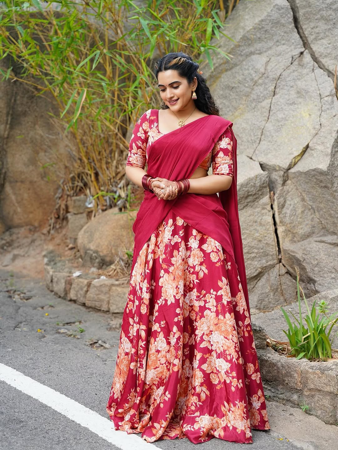 లంగా ఓణీలో స్రవంతి కేక ఎహే..! | Anchor Sravanthi Chokkarapu Goes ...