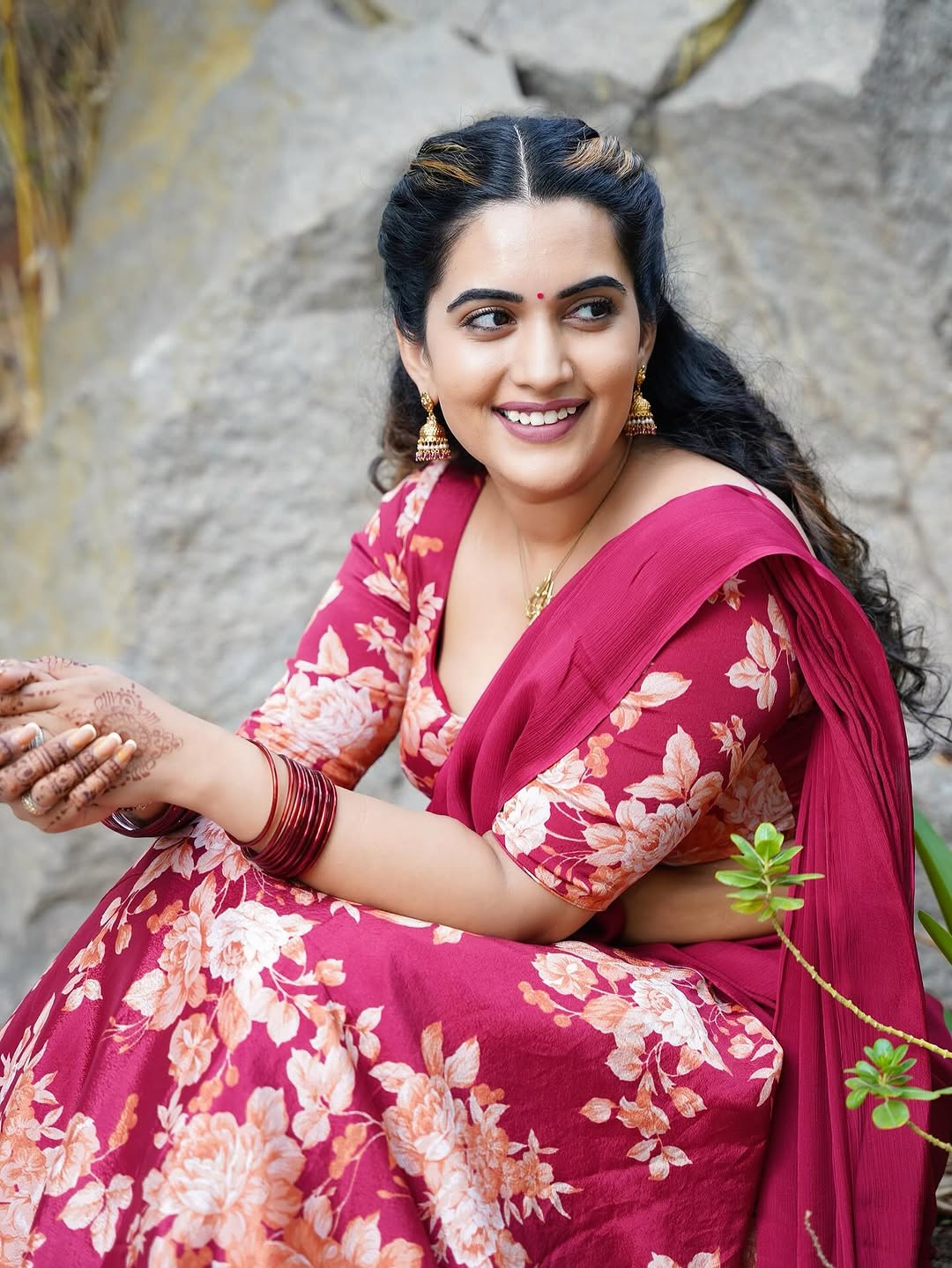 లంగా ఓణీలో స్రవంతి కేక ఎహే..! | Anchor Sravanthi Chokkarapu Goes Traditional - Oneindia Telugu