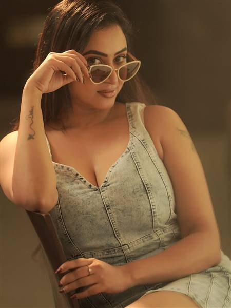 பிளாக் அவுட்பிட்டில் ஸ்டன்னிங் லுக்.. நடிகை ஜனனி அஷோக்குமாரின் நச் ஸ்டில்ஸ்! | Actress Janani ...