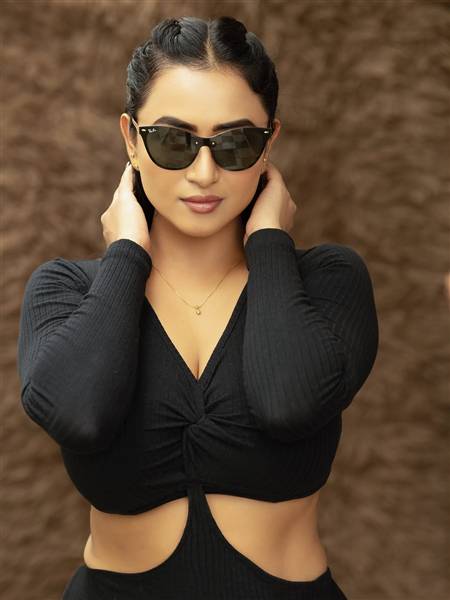 பிளாக் அவுட்பிட்டில் ஸ்டன்னிங் லுக்.. நடிகை ஜனனி அஷோக்குமாரின் நச் ஸ்டில்ஸ்! | Actress Janani ...