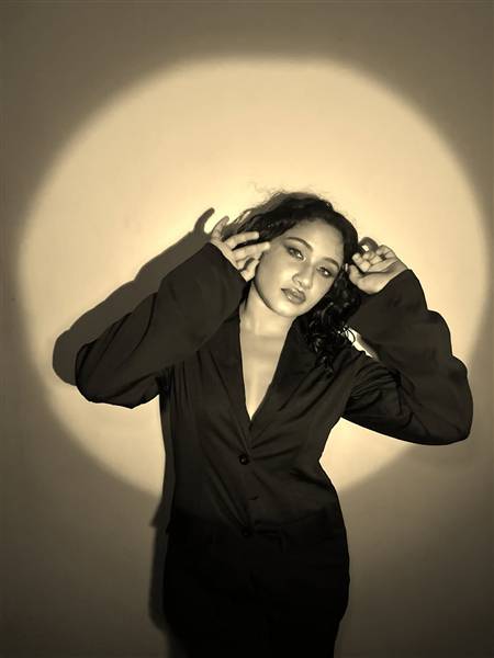 ஸ்டைலிஷ் அண்ட் ஸ்டன்னிங் லுக்கில்.. நடிகை ரவீனா தஹாவின் நச் ஸ்டில்ஸ் ...