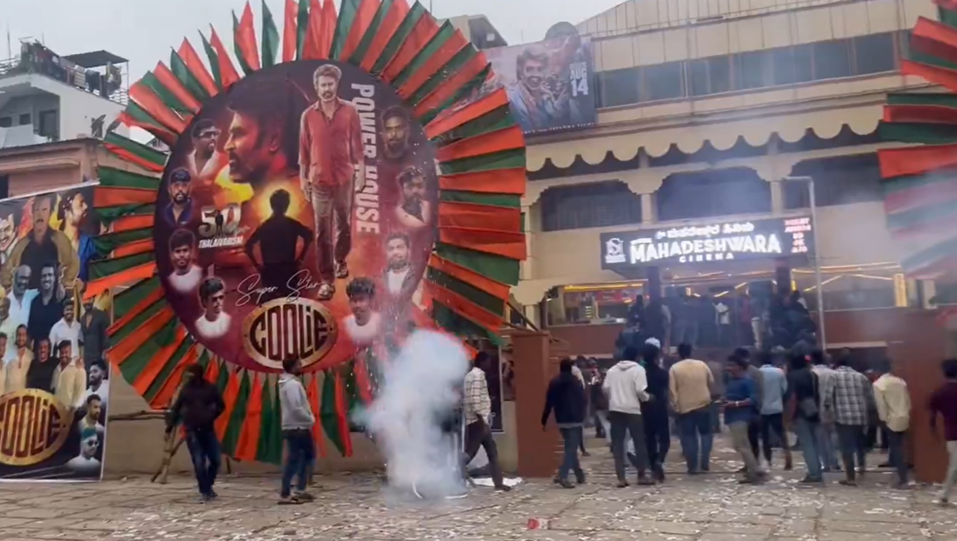 Coolie: அரங்கம் அதிரட்டுமே! உலகம் முழுவதும் களைகட்டிய 'கூலி' கொண்டாட்டம்.. ஆட்டம் பாட்டத்துடன் ...