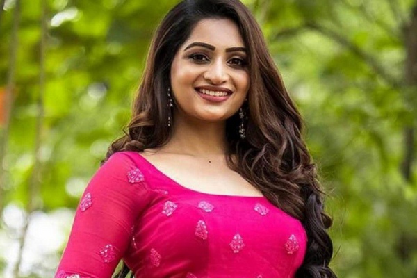 மேக்கப் ஆர்டிஸ்டாக அசத்தும் சின்னத்திரை நடிகைகள்.. யாரெல்லாம் ...