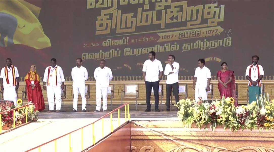 தவெக மதுரை மாநாடு: அலைகடலென திரண்ட தொண்டர்கள்.. எமோஷனலான விஜய் ...