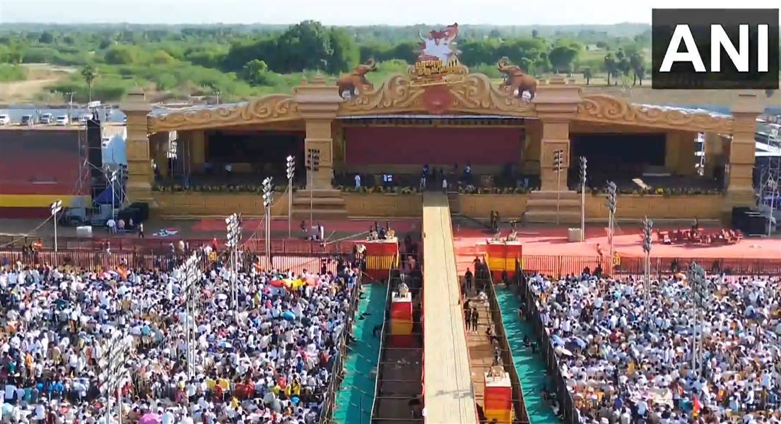 தவெக மதுரை மாநாடு: அலைகடலென திரண்ட தொண்டர்கள்.. எமோஷனலான விஜய் ...