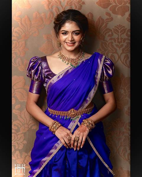 தாவணியில் செம க்யூட் லுக்கில் அதிதி.. கூட யாரு இருக்காங்க தெரியுமா? | Actress Aditi Shankar ...