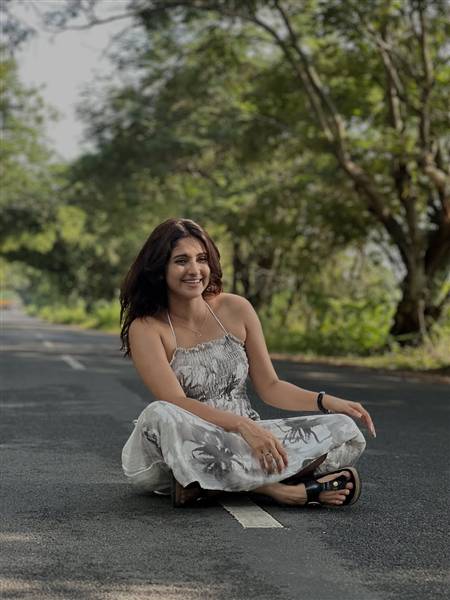 நடு ரோட்டில் இப்படியா பண்ணுவீங்க.. இணையத்தில் ட்ரெண்டாகும் ஆயிஷா ...