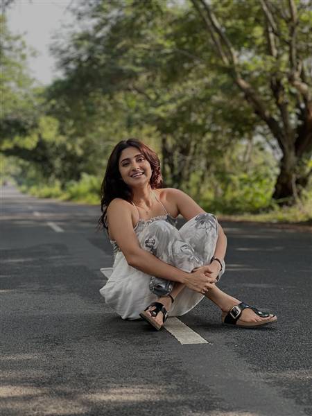 நடு ரோட்டில் இப்படியா பண்ணுவீங்க.. இணையத்தில் ட்ரெண்டாகும் ஆயிஷா ...