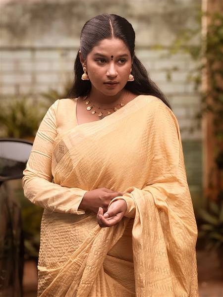 புடவையில் வசீகரிக்கும் அழகு.. நடிகை கேப்ரியல்லா செல்லஸின் லேட்டஸ்ட் ...