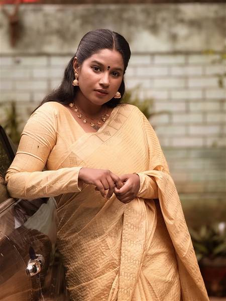 புடவையில் வசீகரிக்கும் அழகு.. நடிகை கேப்ரியல்லா செல்லஸின் லேட்டஸ்ட் ...