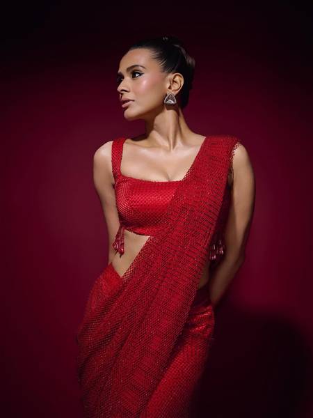 ரெட் கலர் புடவையில்.. விருது விழாவில் கலக்கிய ஹெபா படேல்! | Actress ...