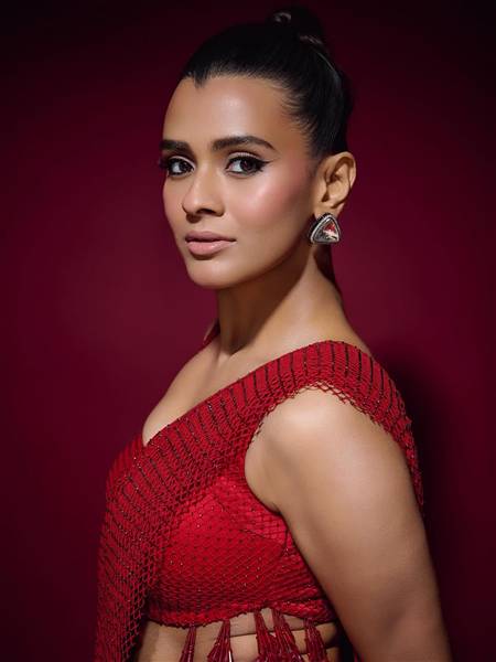 ரெட் கலர் புடவையில்.. விருது விழாவில் கலக்கிய ஹெபா படேல்! | Actress ...