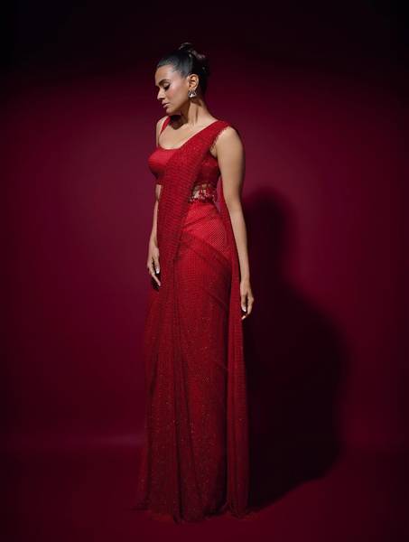 ரெட் கலர் புடவையில்.. விருது விழாவில் கலக்கிய ஹெபா படேல்! | Actress ...