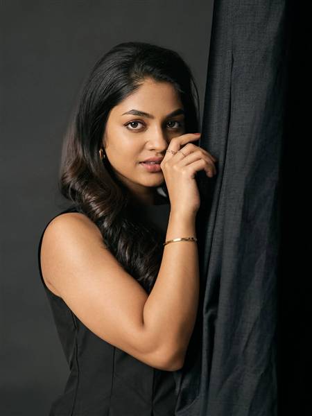 அடிப்பொலி லொகேஷன்.. கவனத்தை ஈர்க்கும் நடிகை இவனாவின் ஸ்டில்ஸ் ...