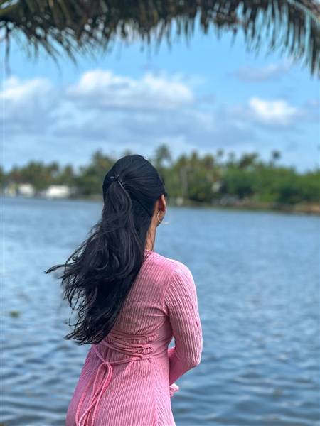 அடிப்பொலி லொகேஷன்.. கவனத்தை ஈர்க்கும் நடிகை இவனாவின் ஸ்டில்ஸ் ...