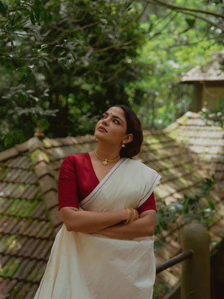 ஏஐ கிரியேஷனை மிஞ்சும் அழகு.. நடிகை நிகிலா விமலின் லேட்டஸ்ட் போட்டோஷூட்! | Actress Nikhila Vimal ...