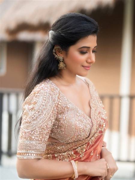 க்யூட்டாக வெட்கப்படும் ஷில்பா மஞ்சுநாத்.. புடவையின் விலை என்ன தெரியுமா! | Actress Shilpa ...