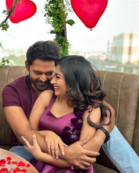 அர்ச்சனா - அருண்பிரசாத் நிச்சயதார்த்தம்.. பிக் பாஸ் ஜோடிக்கு விரைவில் திருமணம்.. போட்டோஸ் ...