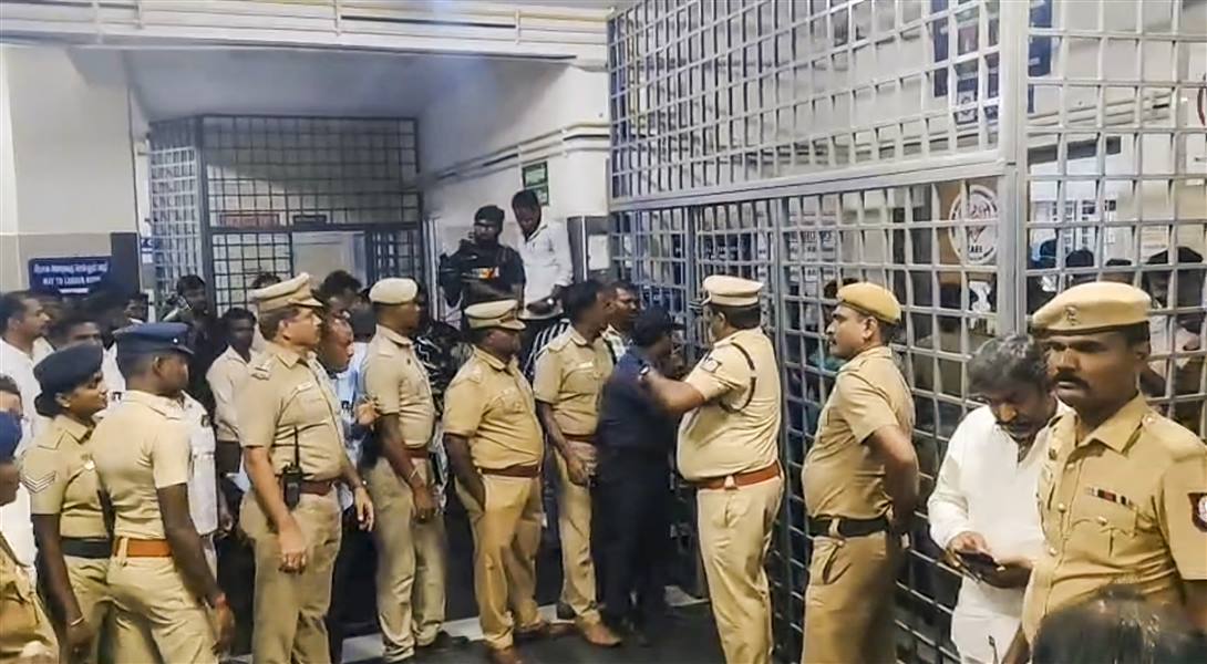 Karur Stampede: கரூர் பிரச்சார கூட்டநெரிசல் சிக்கி 39 பேர் பலி.. நெஞ்சை ...