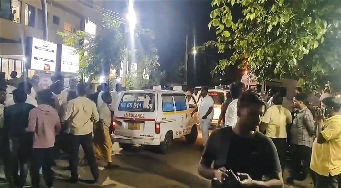 Karur Stampede: கரூர் பிரச்சார கூட்டநெரிசல் சிக்கி 39 பேர் பலி.. நெஞ்சை ...