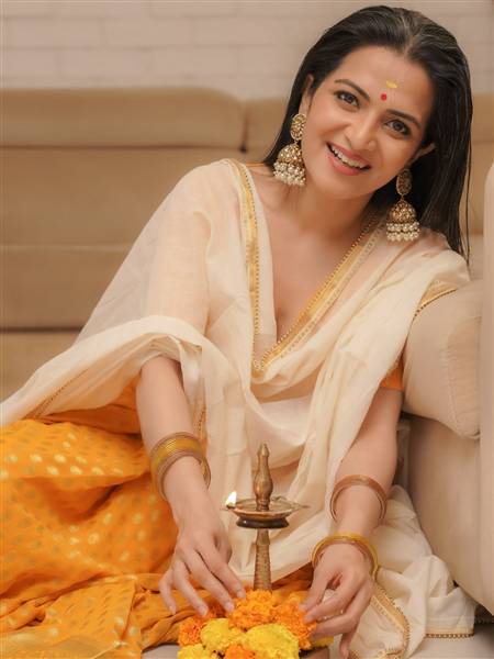 ஓணம் ஸ்பெஷல்: கலர்புல் புகைப்படங்களால்.. இணையத்தை கலக்கும் சினிமா நடிகைகள்! | Onam Special ...