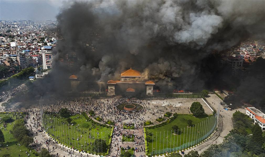 நேபாள குடியரசுத் தலைவர் மாளிகை, பிரதமர் இல்லத்தை சூறையாடிய போராட்டக்காரர்கள்.. கழுகு பார்வை ...