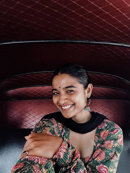 ஆட்டோவில் கேசுவல் பயணம்.. '3 BHK ' பட நடிகையின் வித விதமான க்யூட் ...