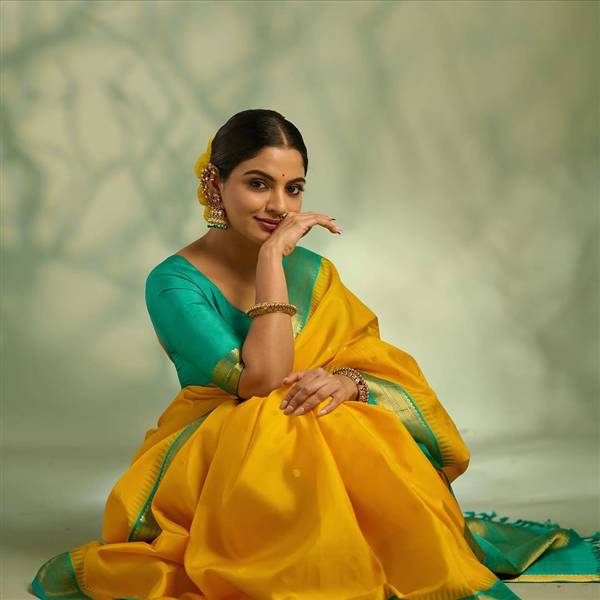 பட்டு புடவையில் வசீகரிக்கும் அழகு.. இணையத்தை கலக்கும் நிகிலா விமல் ...