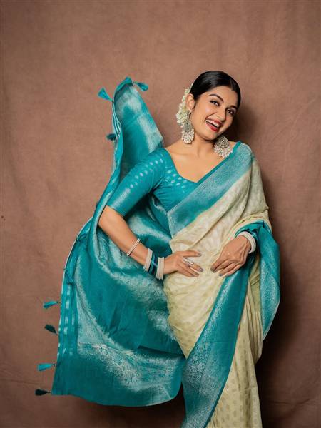 மல்லிப்பூவும் பட்டு புடவையும் அணிந்து.. ட்ரெடிஷனல் லுக்கில் ப்ரியங்கா ...