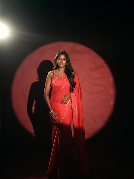 புடவையில் வசீகரிக்கும் அழகில்.. நடிகை வினுஷா தேவியின் லேட்டஸ்ட் பிக்ஸ்! | Actress Vinusha Devi ...