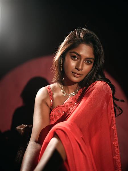 புடவையில் வசீகரிக்கும் அழகில்.. நடிகை வினுஷா தேவியின் லேட்டஸ்ட் பிக்ஸ்! | Actress Vinusha Devi ...