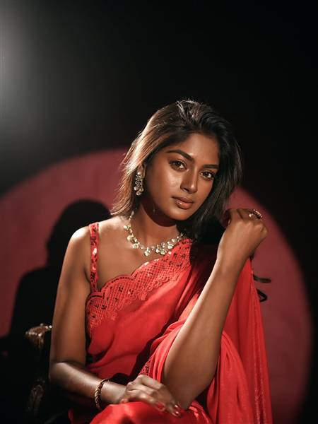 புடவையில் வசீகரிக்கும் அழகில்.. நடிகை வினுஷா தேவியின் லேட்டஸ்ட் பிக்ஸ்! | Actress Vinusha Devi ...