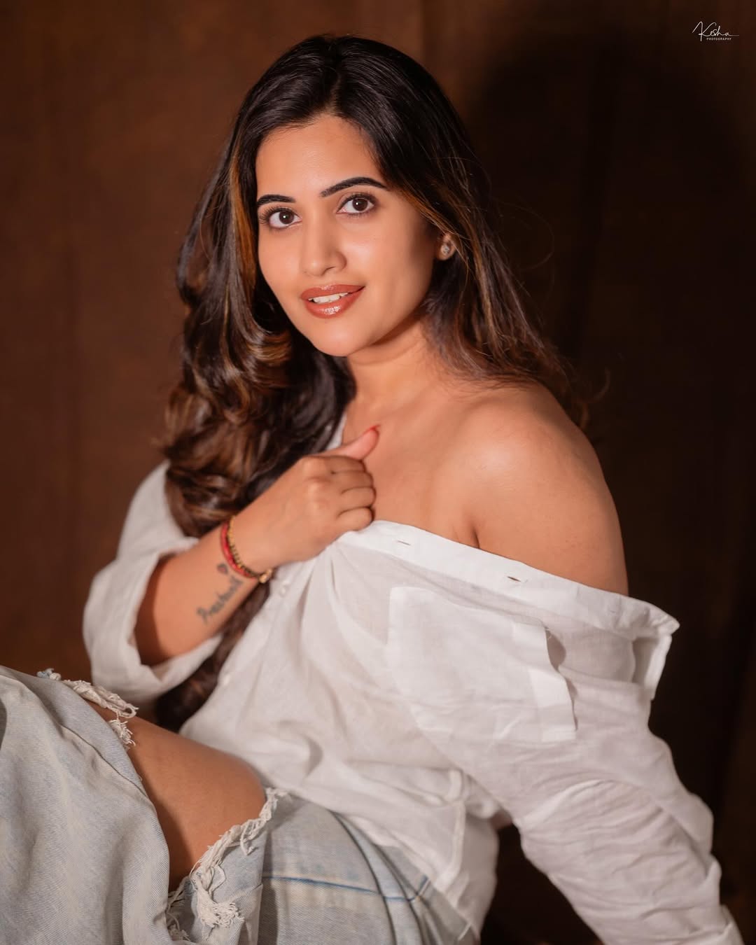 షర్ట్ బటన్ విప్పి మరీ ఆ పార్ట్ చూపిస్తూన్న తెలుగు స్టార్ యాంకర్ | Hot Cleavage Show Of Sravanthi ...