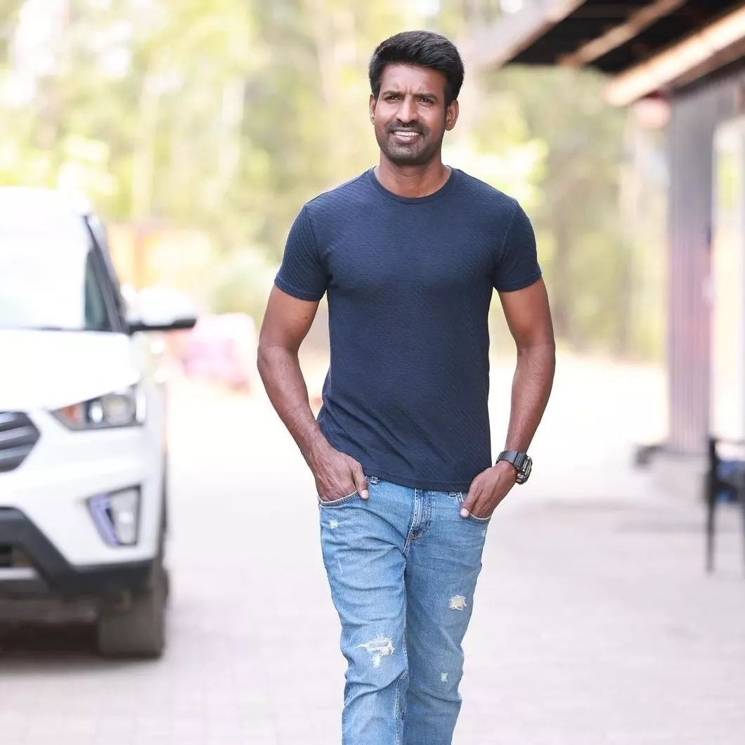 தமிழ் சினிமாவின் நம்பர் ஒன் கோடீஸ்வர காமெடி நடிகர் யார்? பிற ...