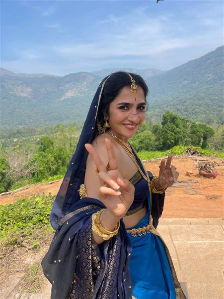 கனகவதியாக மாறிய ருக்மணி வசந்த்.. காந்தாரா ஷூட்டிங் ஸ்பாட் கிளிக்ஸ் ...