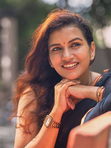 கருப்பு நிற புடவையில் கலக்கல் போஸ்.. சீரியல் நடிகையின் வேற லெவல் ...