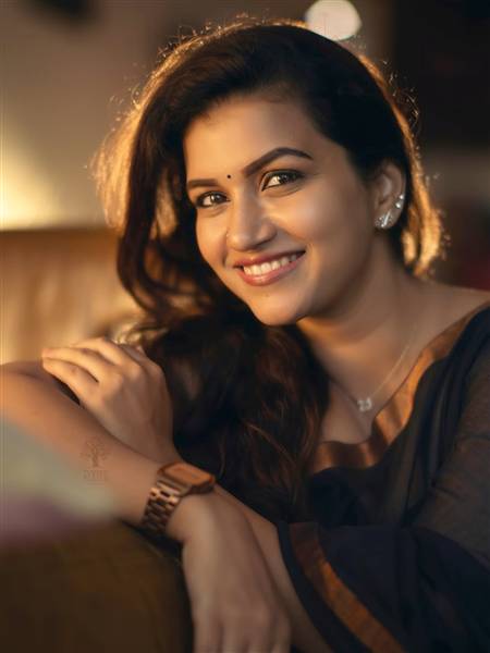 கருப்பு நிற புடவையில் கலக்கல் போஸ்.. சீரியல் நடிகையின் வேற லெவல் ...